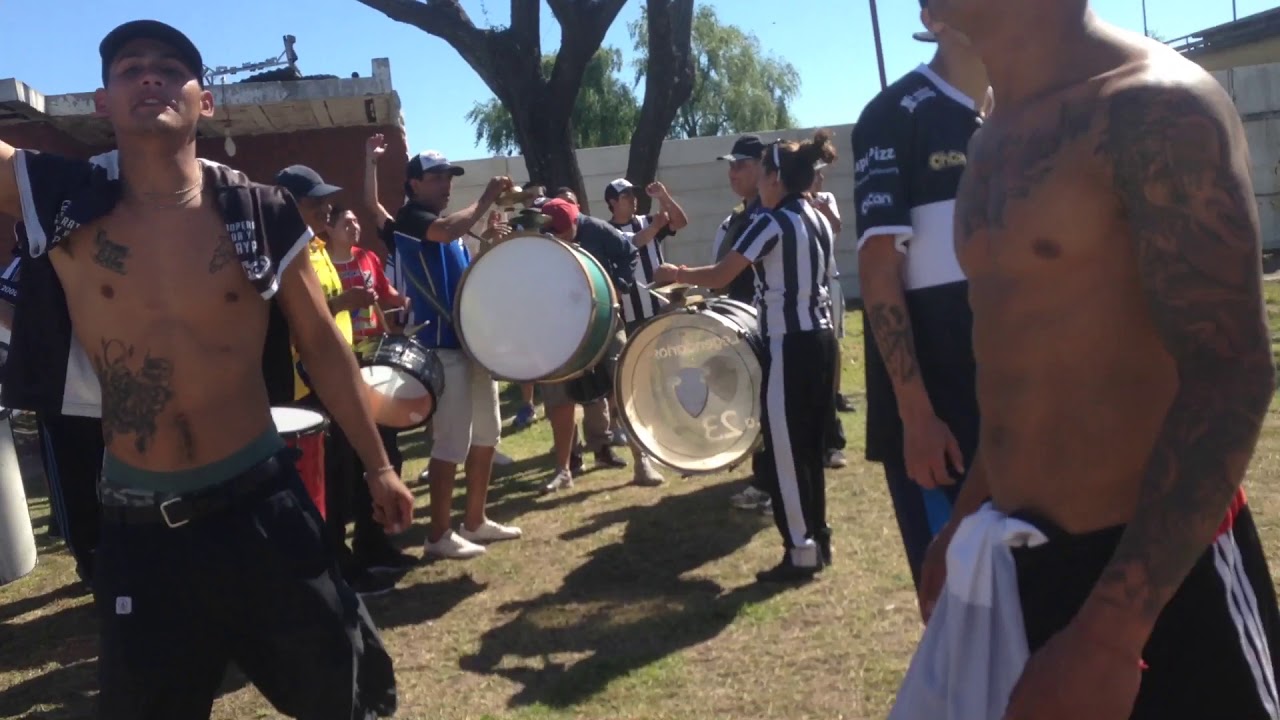 ENTRADA DE LOS BOMBOS CLAYPOLE VS ATLAS 🏁03/11/17 - YouTube
