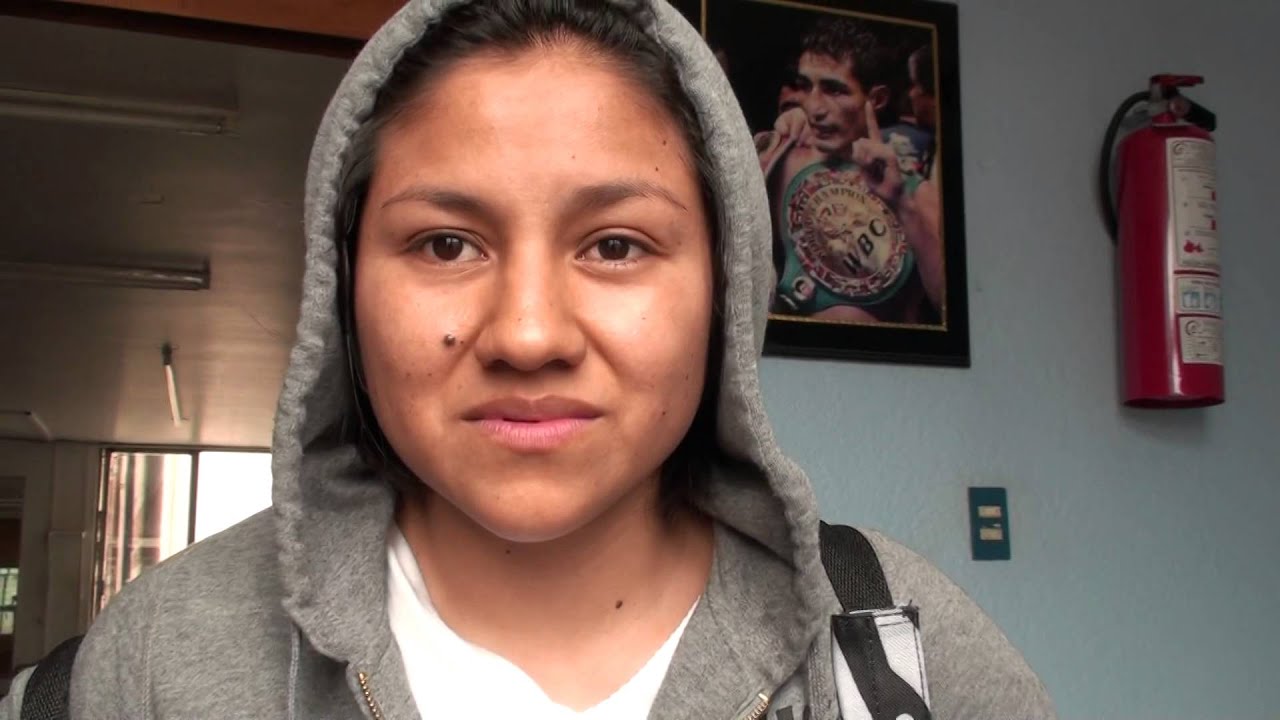 Mayeli Flores vera acción en la velada que encabeza Sulina Muñoz - YouTube