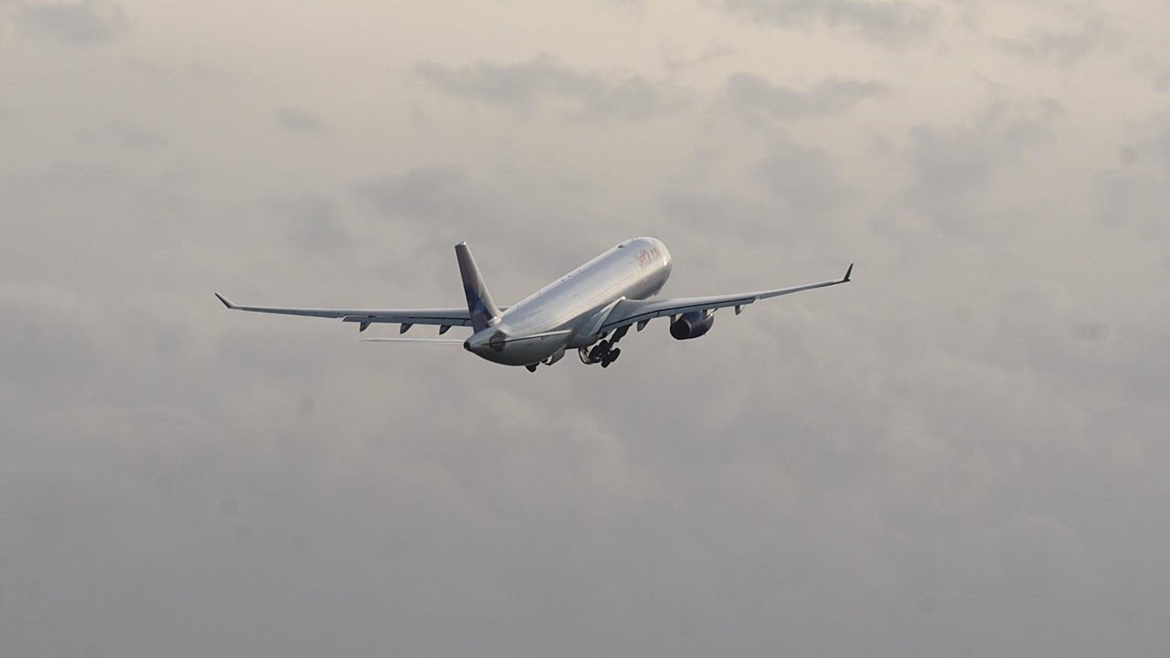 Early Evening Manchester Plane Spotting - YouTube