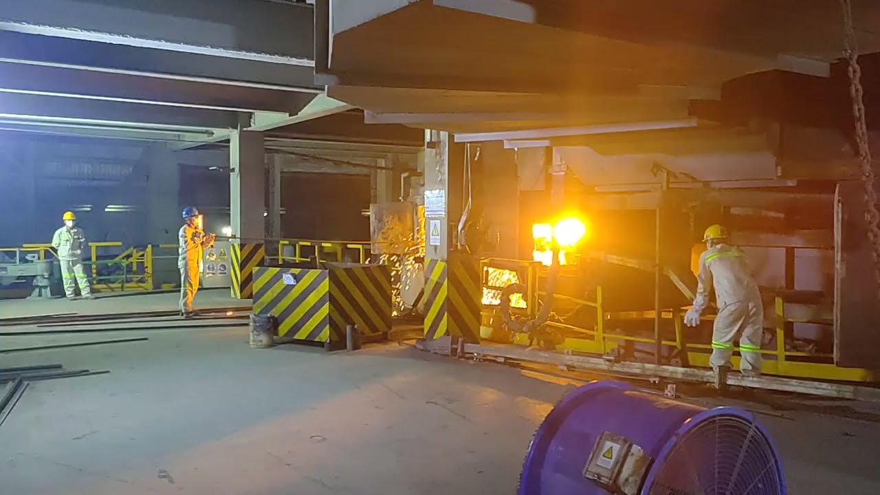 Ngeri Panasnya!! Proses Tapping Tungku Ferrosilicon. - YouTube