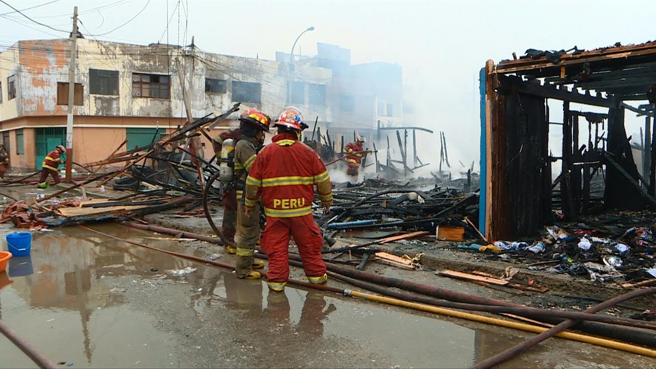 Fire destroys some 200 homes near Lima, Peru | AFP - YouTube