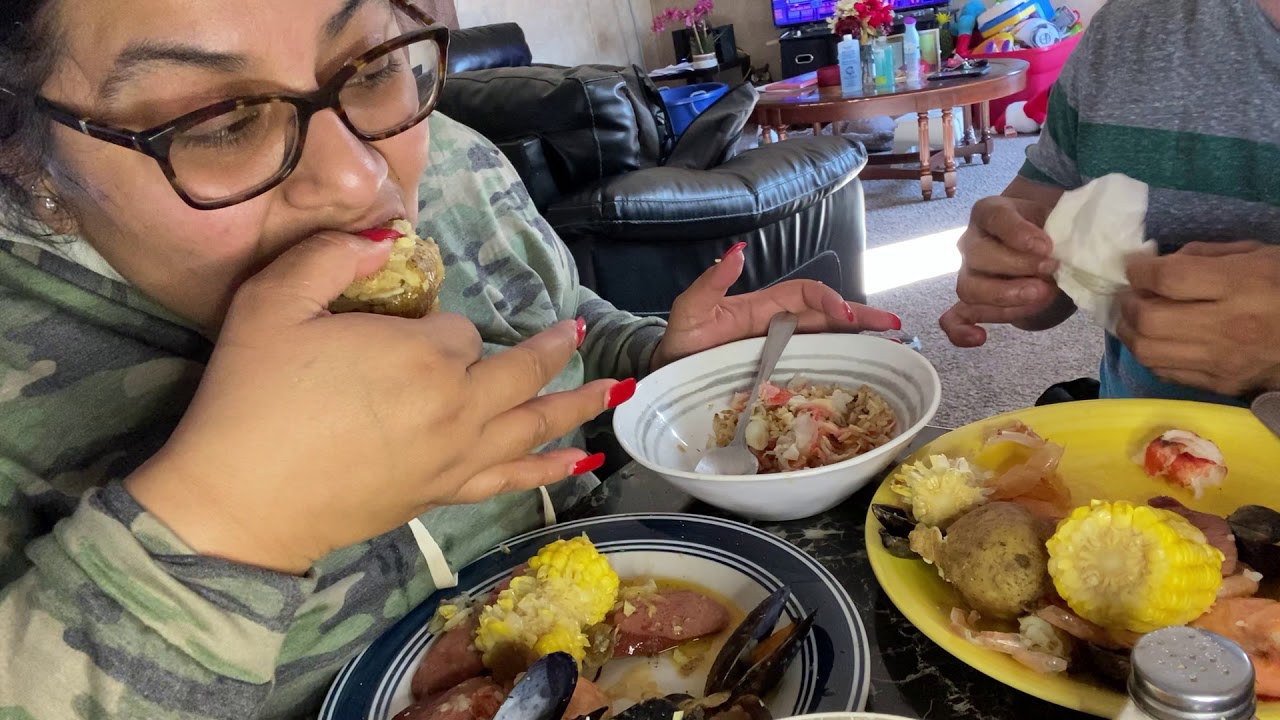 Eating seafood shrimp boil beloved garlic butter - YouTube