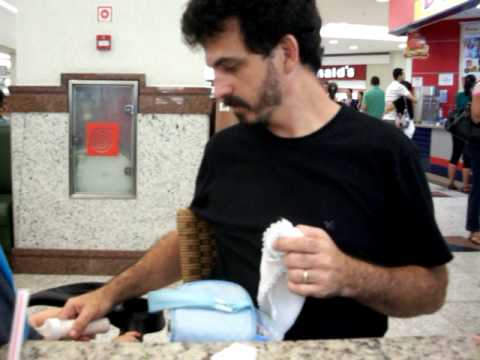 Tio paulo fazendo mamadeira para o João Pedro - Parte 3