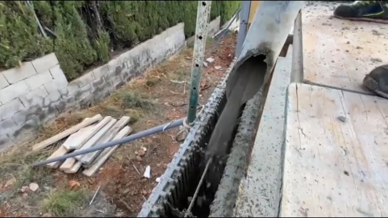 Pouring concrete to the detached house with Styro Stone in Algar de ...