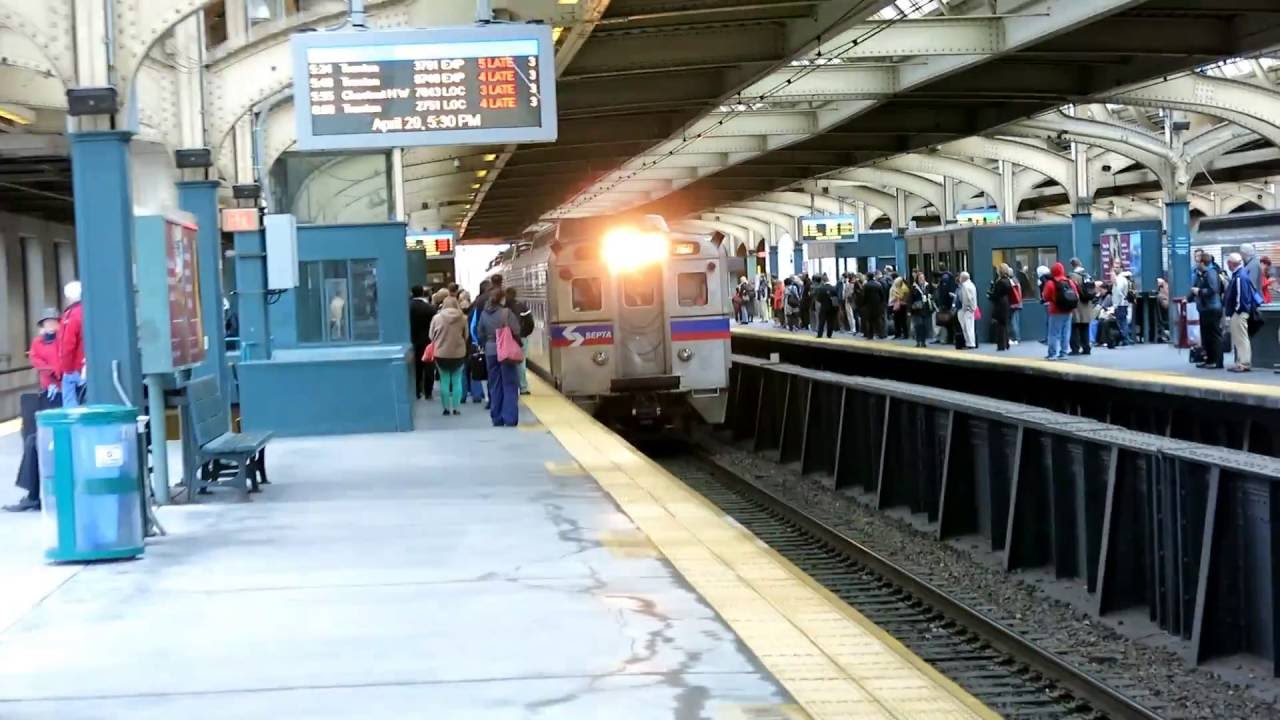 Extreme short headway between SEPTA commuter trains - YouTube