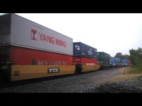 UP 7663 Leads NS I2G at North Dalton - YouTube