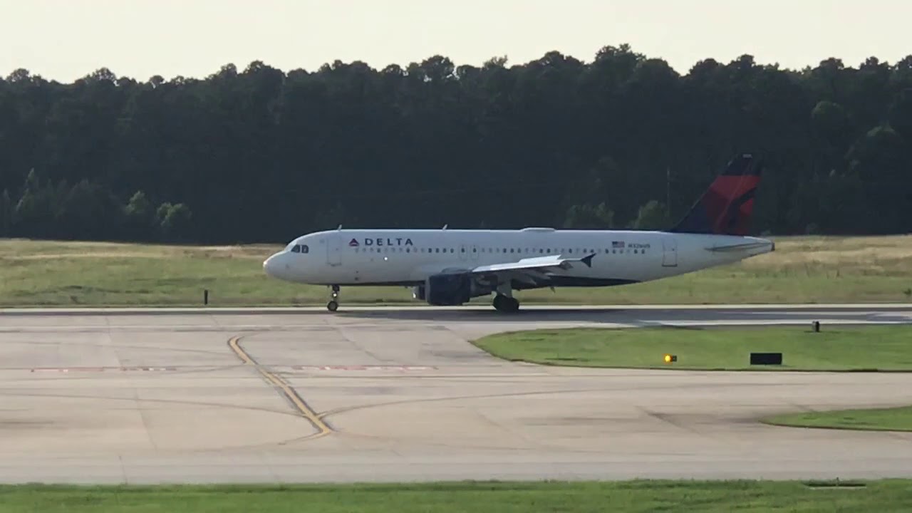 Delta Airlines Airbus A320-211 [N326US] landing in RDU - YouTube