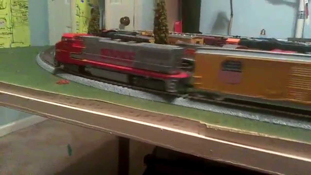Walthers Trainline HO scale BNSF GE B40-8 Wide Cab Locomotive - YouTube