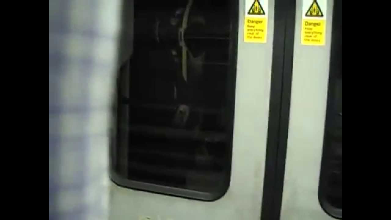 Northern line - Angel (22-10-2008) - YouTube