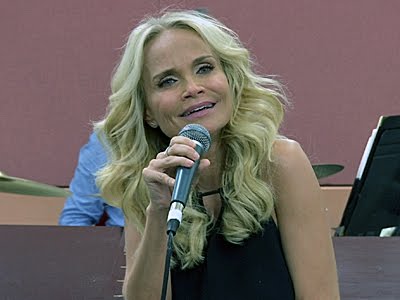 Kristin Chenoweth lampoons Trump in Broadway concert - YouTube