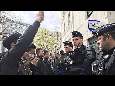 Çinli göçmenler Fransız polisini protesto etti