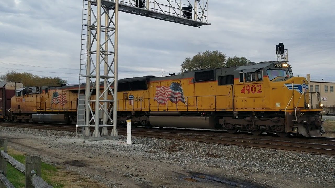 UP 4902 leads Q286 through Terre Haute, IN - YouTube