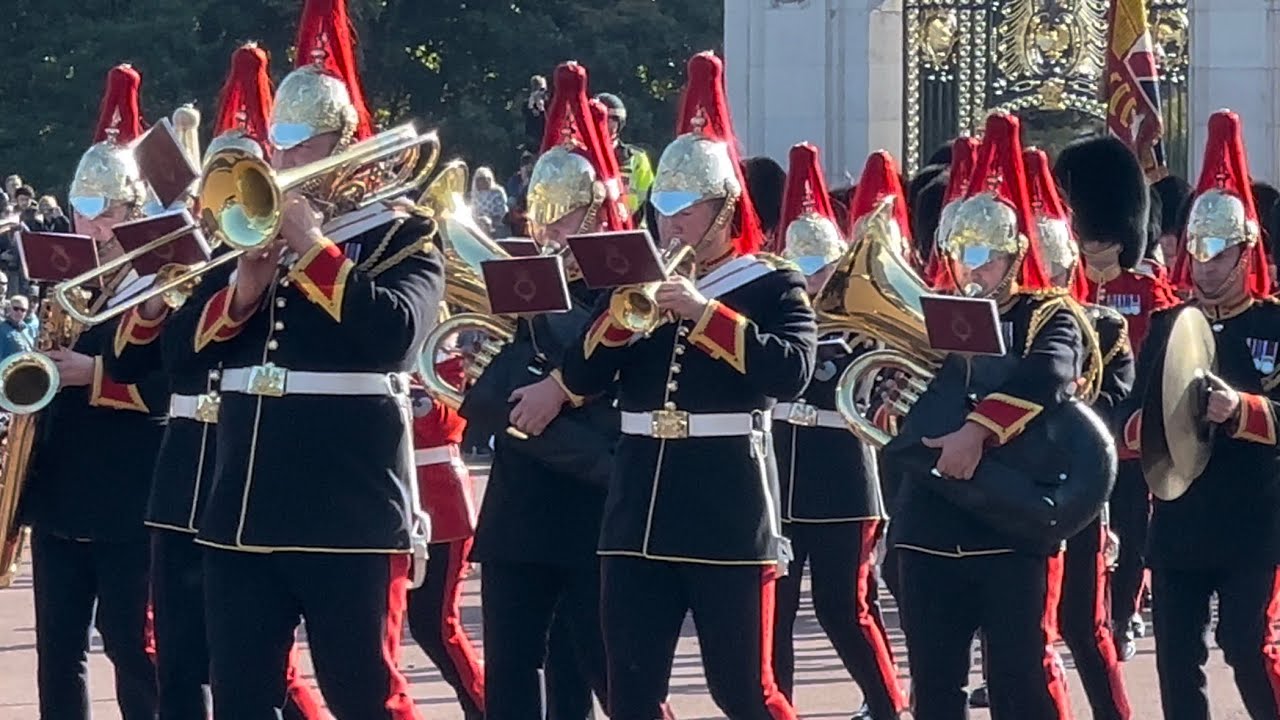 King’s Guards Are Changing - YouTube