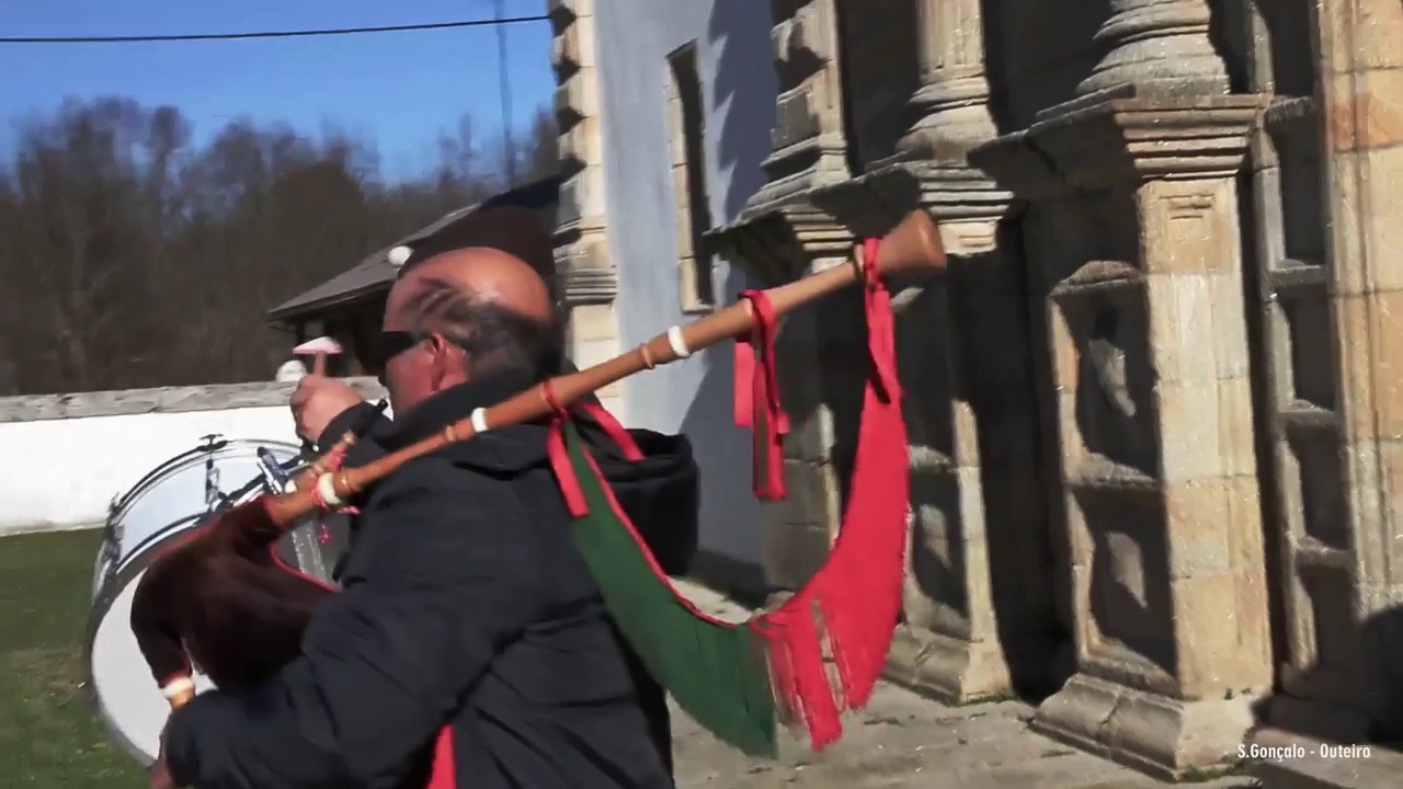 Gaita de foles em Outeiro - YouTube