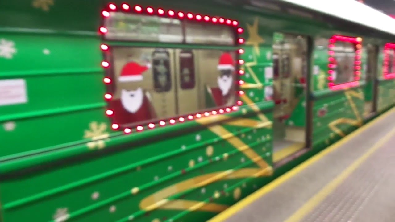 świąteczny pociąg metra w Warszawie (The Christmas Metro Train in ...