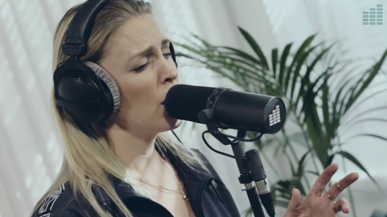 Syster Sol - Flamman (Live @ East FM) - YouTube