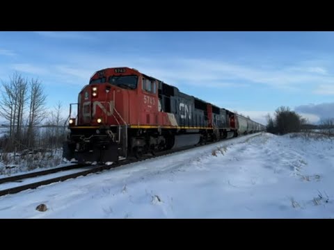 DUAL SD75i's!!!! CN 5743 and CN 5793 lead CN L550 West near Joffre, Alberta - YouTube