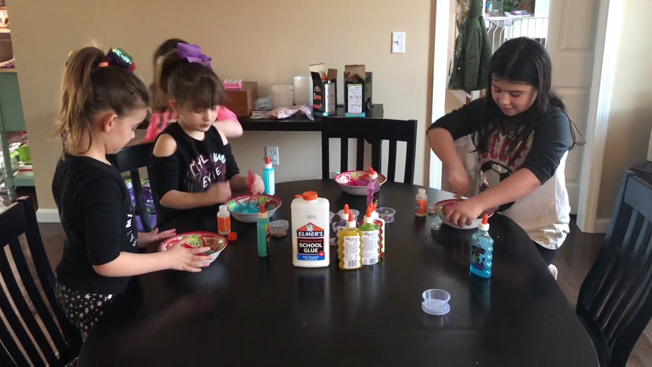 Making slime with friends - YouTube