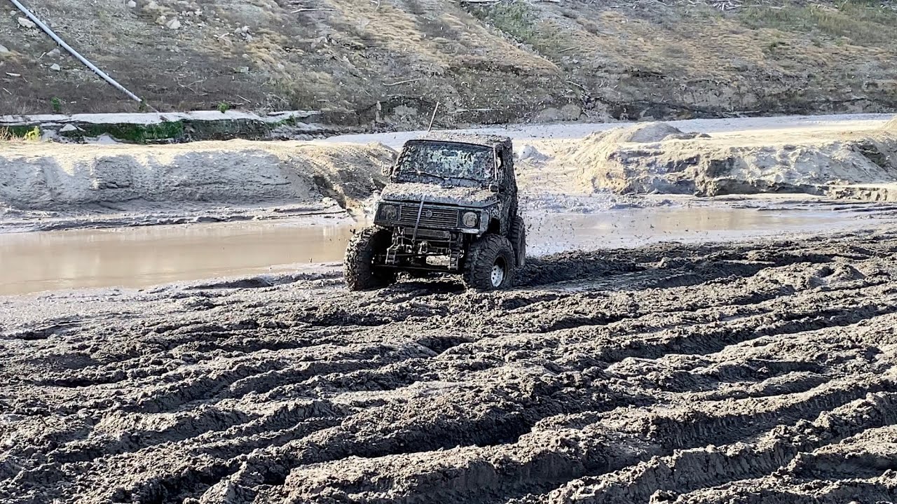 Samurai at Azusa canyon mud, rock crawling, - YouTube