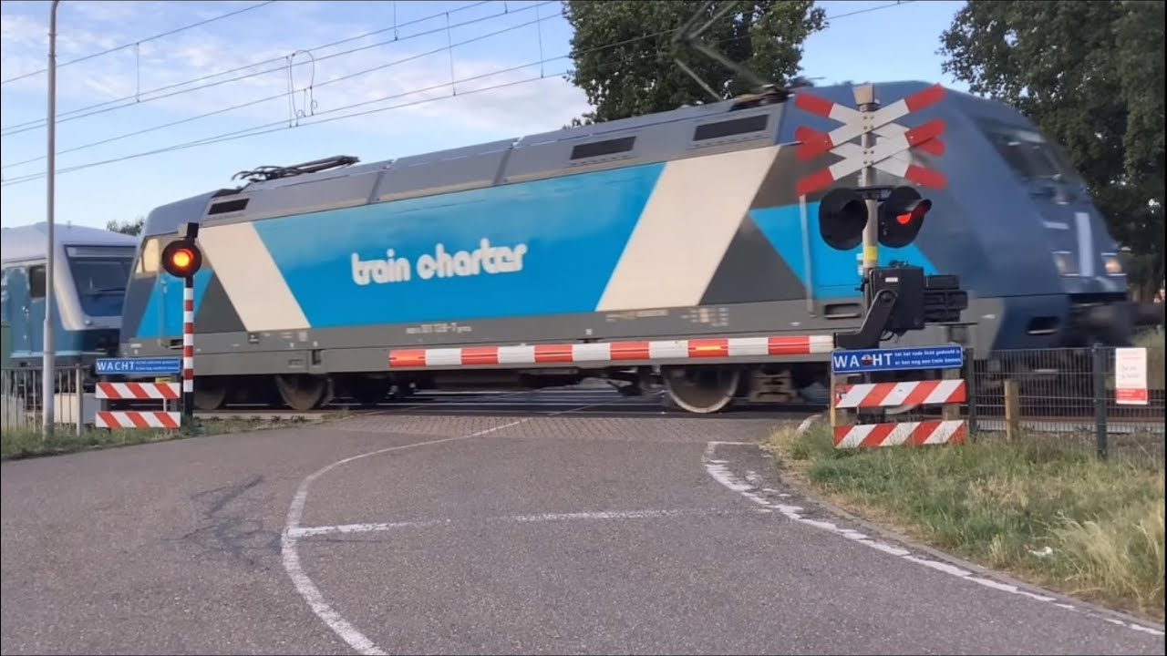 Spoorwegovergang Venlo (NL) // Dutch Railroad Cossing - YouTube