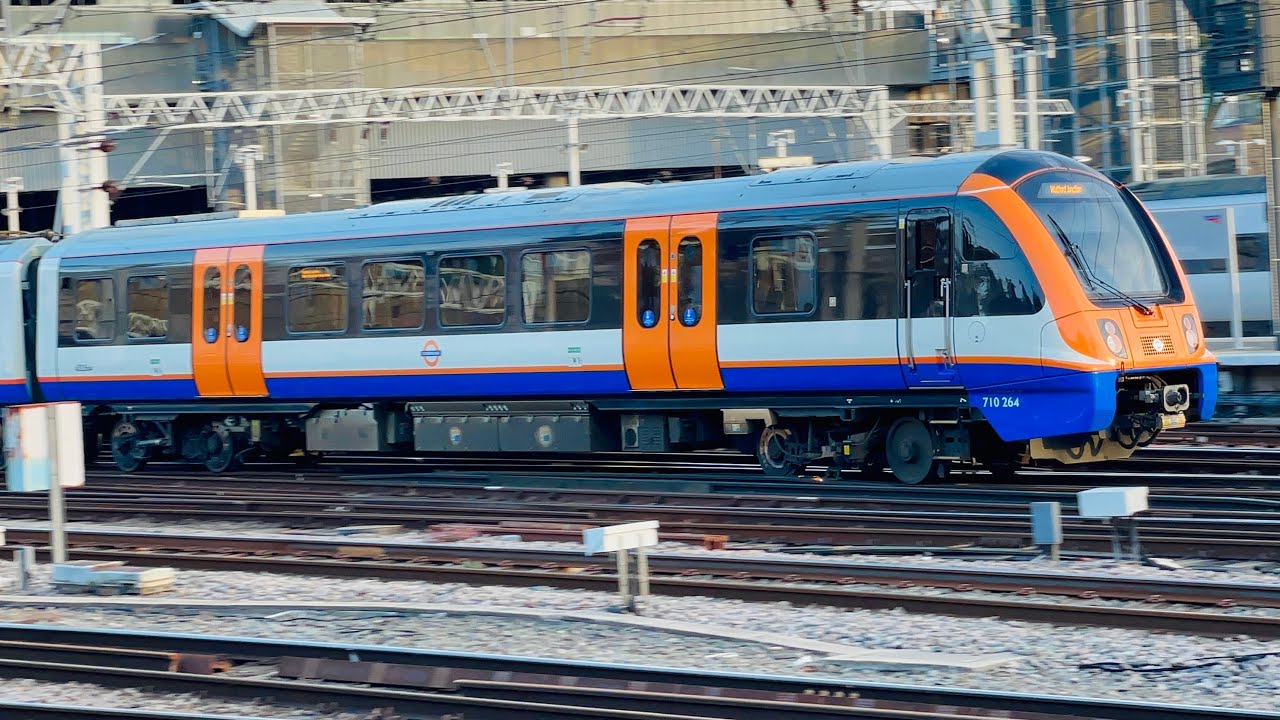 London Overground 710264 At London Euston From London Euston To Watford ...
