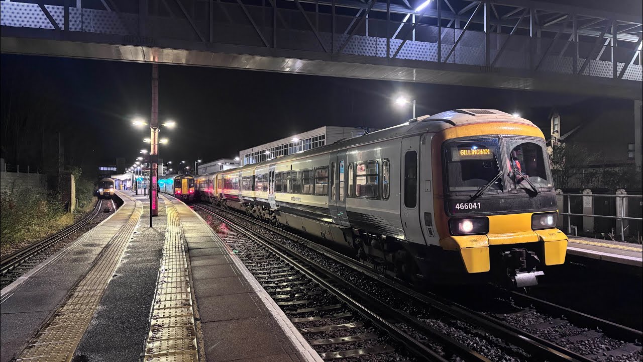 Evening class 465 commuter train action at gillingham - YouTube