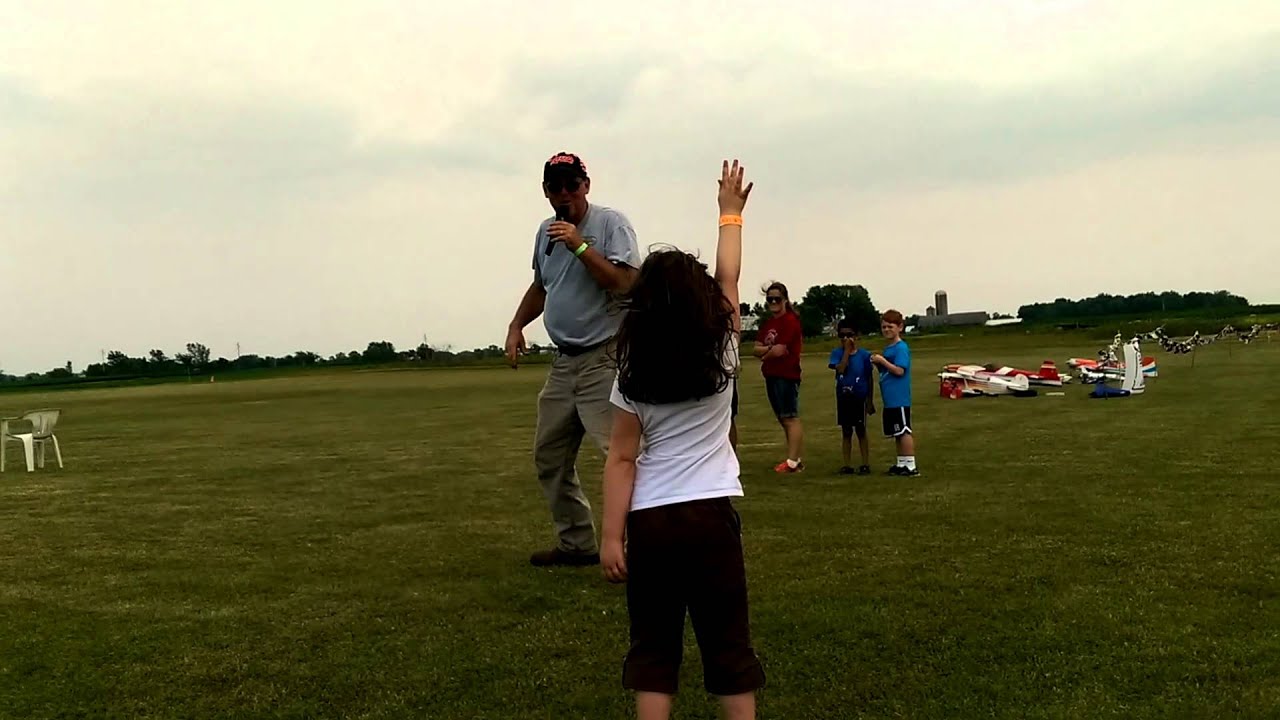 Daughters flying RC planes - YouTube