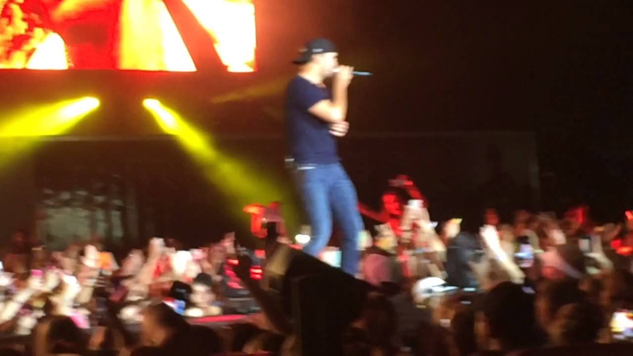 Luke Bryan Country Girl Shake It For Me Live Youtube