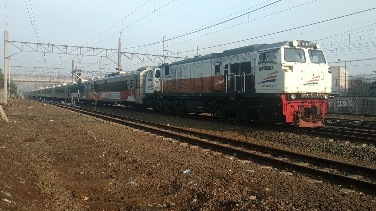 Hunting Kereta Api Minggu Pagi di Sebelah Barat Stasiun Bekasi - YouTube