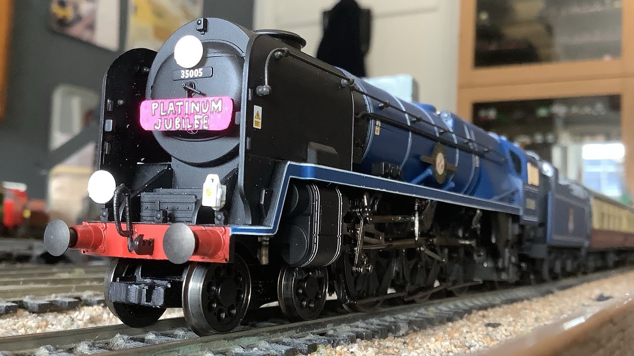 The HORNBY R2171 is, No.35005 ‘Canadian Pacific’ with THE PLATINUM ...