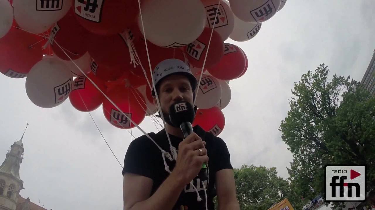 Timm "Doppel-M" Busche fliegt über das Fun Kinderfestival - YouTube