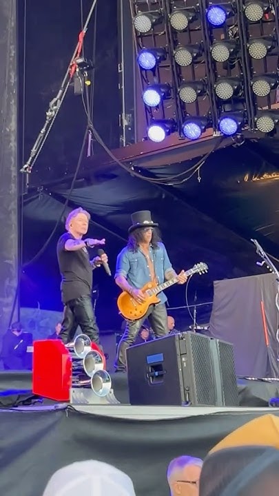 Slash with a broken G string doing Civil War in Aarhus 2025. #slash # ...