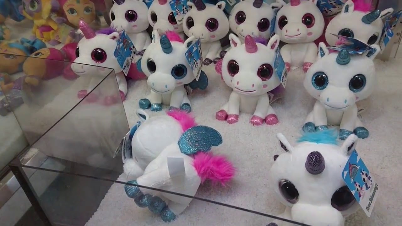 Playing On The Cat Grab E-Claw Machine In The Arcades - YouTube