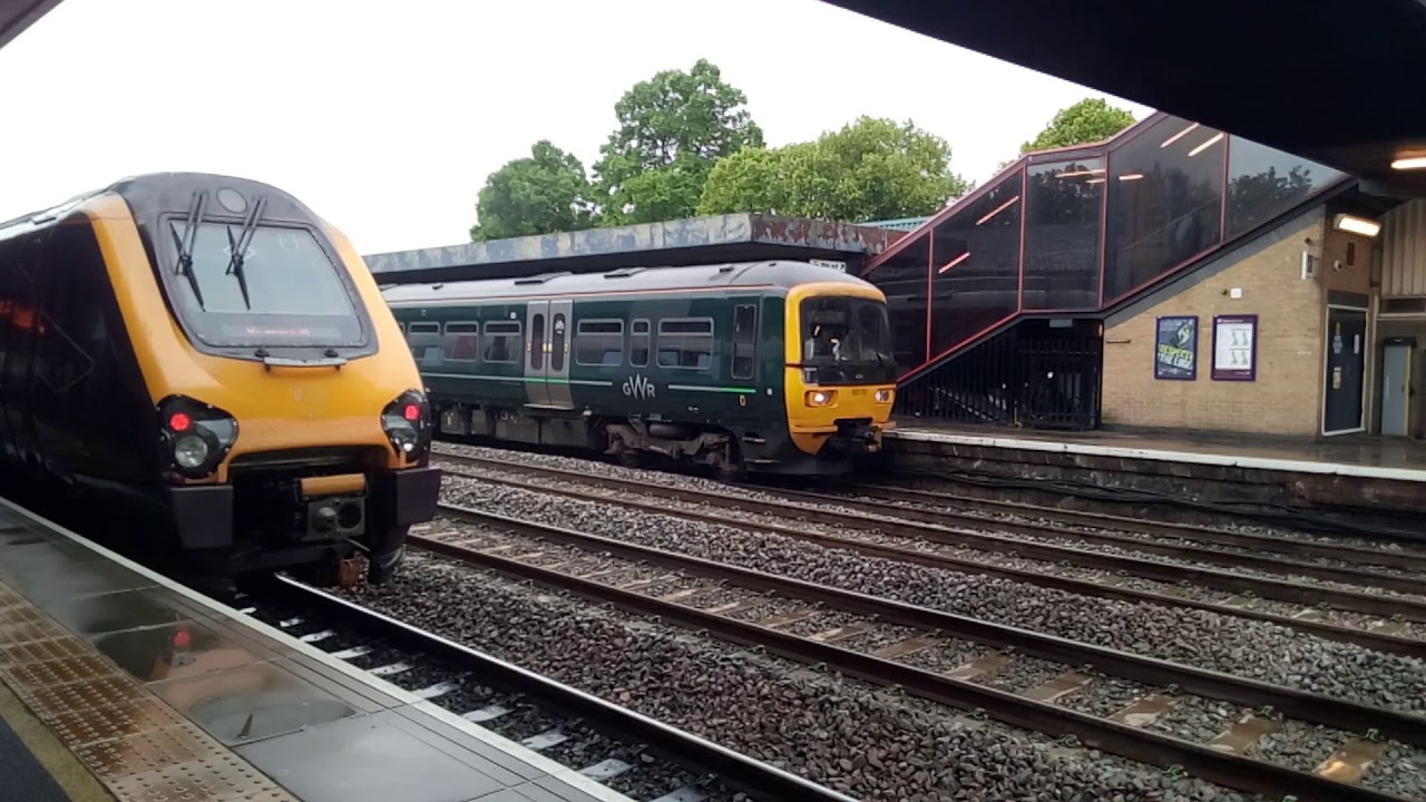 Great Western Railway (GWR) Class 165 Thames Turbo and a CrossCountry ...