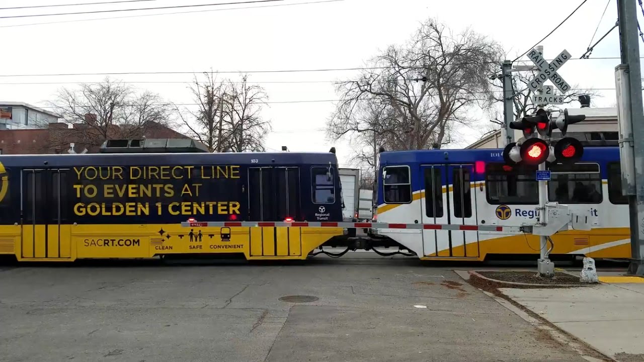 14th Street Railroad Crossing, Sacramento Light Rail Blue Line Trains ...