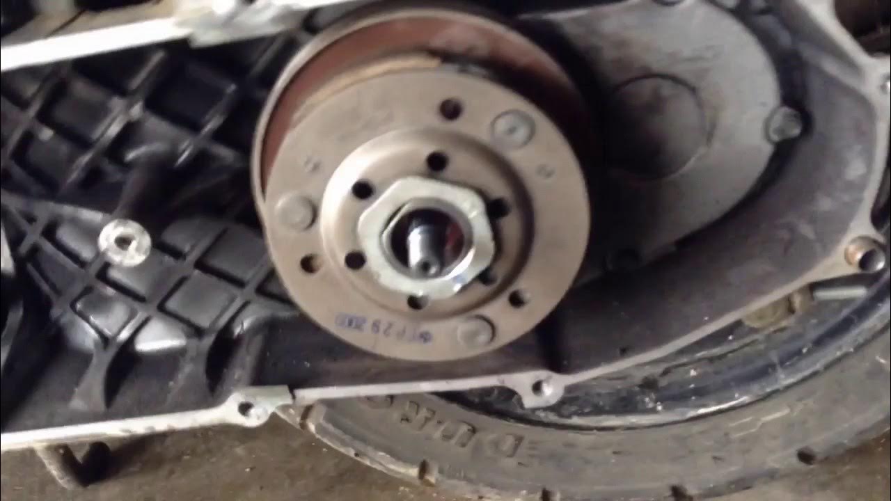 TUTO CHANGER SON VARIO ET SON EMBRAYAGE - YouTube