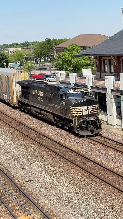 NS 4315 rolls a Manifest past Lafayette IN - YouTube