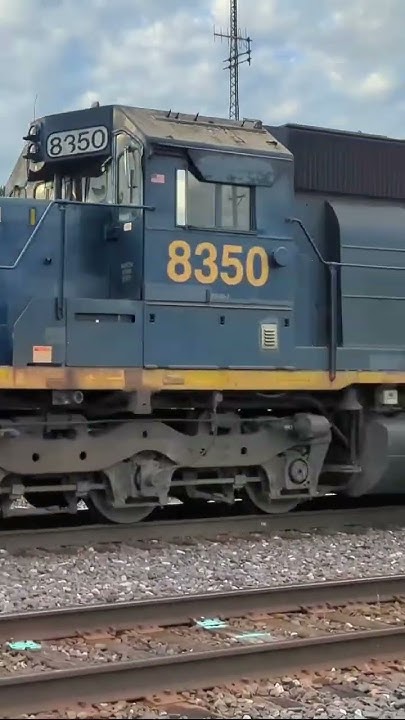 CSX 7007 leads with CSX SD40-2 trailing - YouTube