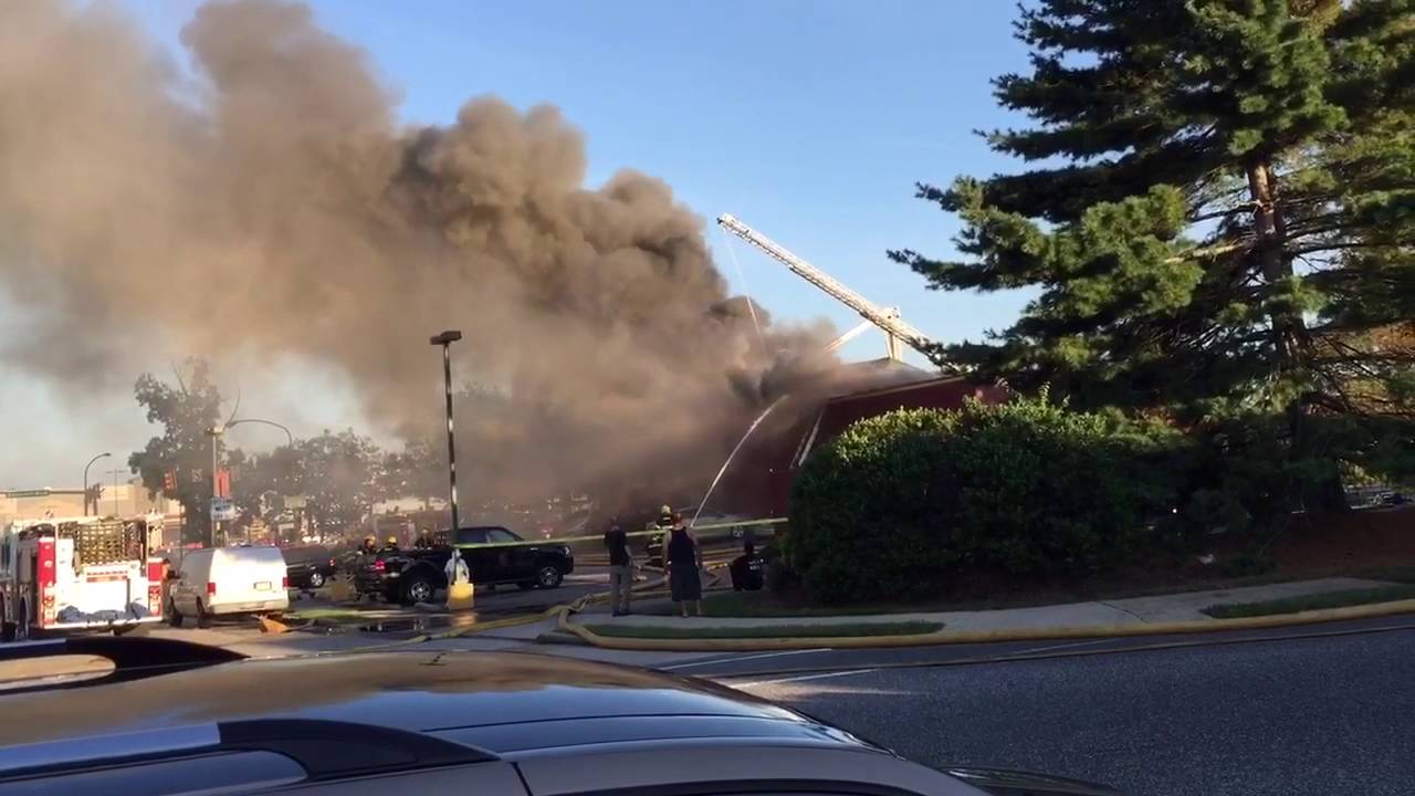 Fire at apple bees please like and sub - YouTube