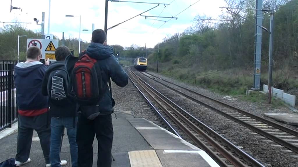 East Midlands HST 43081 and 43075 belts through Elstree and Borehamwood ...