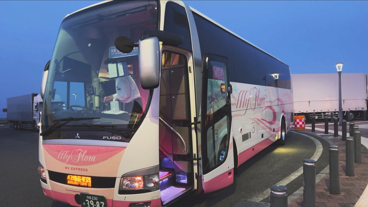 Take off your shoes? 👟 Japanese Overnight Bus 😴🚌 | Luxury Private Room ...