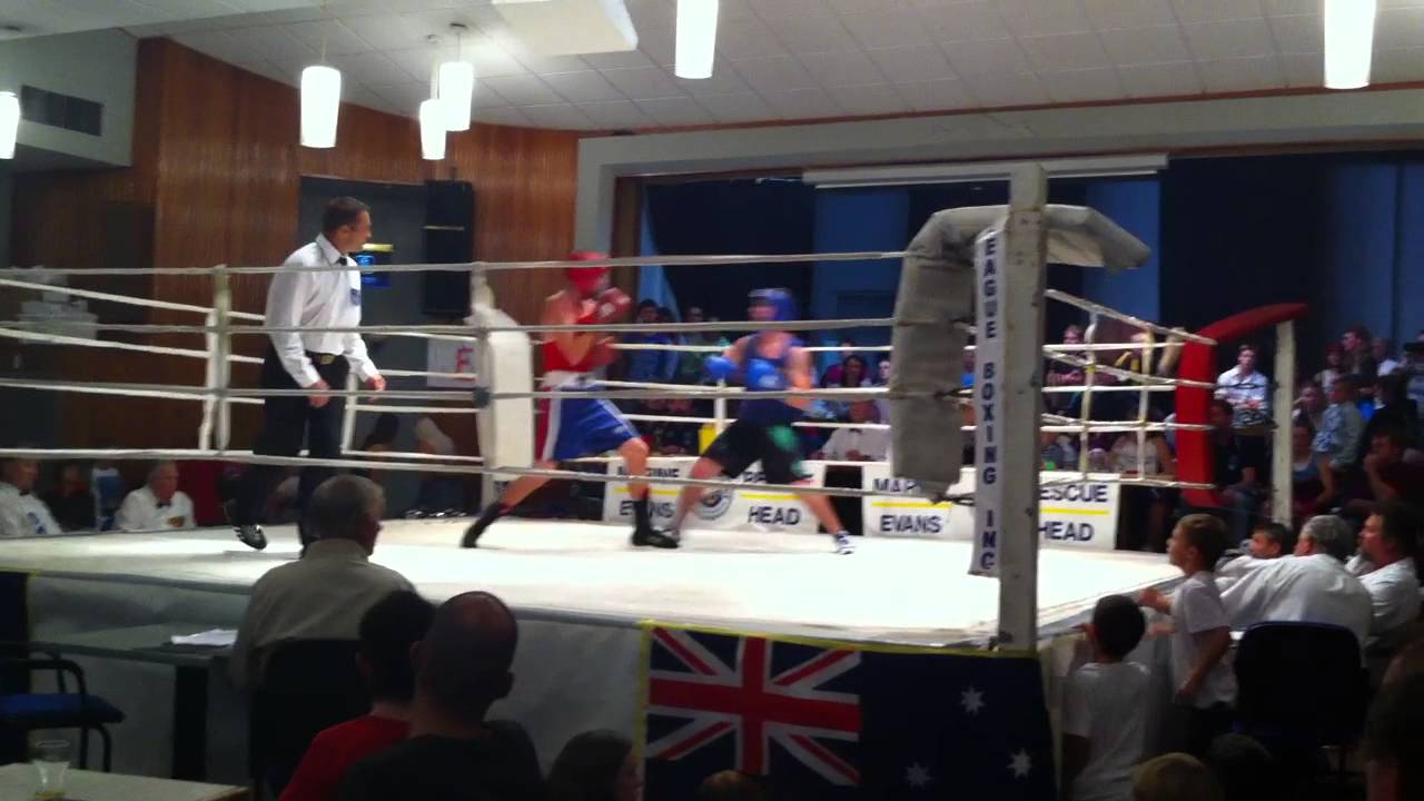 Gary bell boxing, round 1. - YouTube