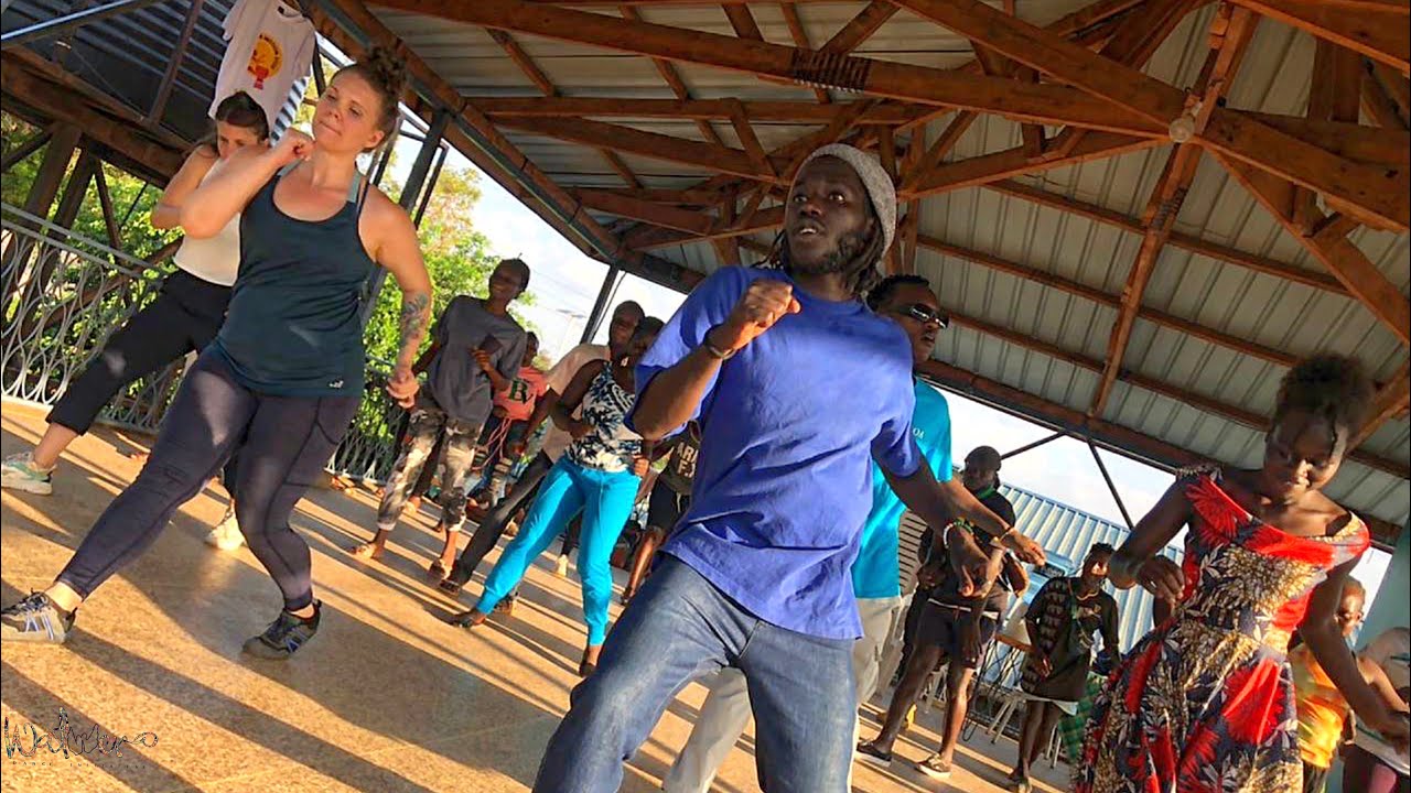 Egwu Dance Class @OfficialChike @iammohbad #egwu @daxbenda2712 - YouTube