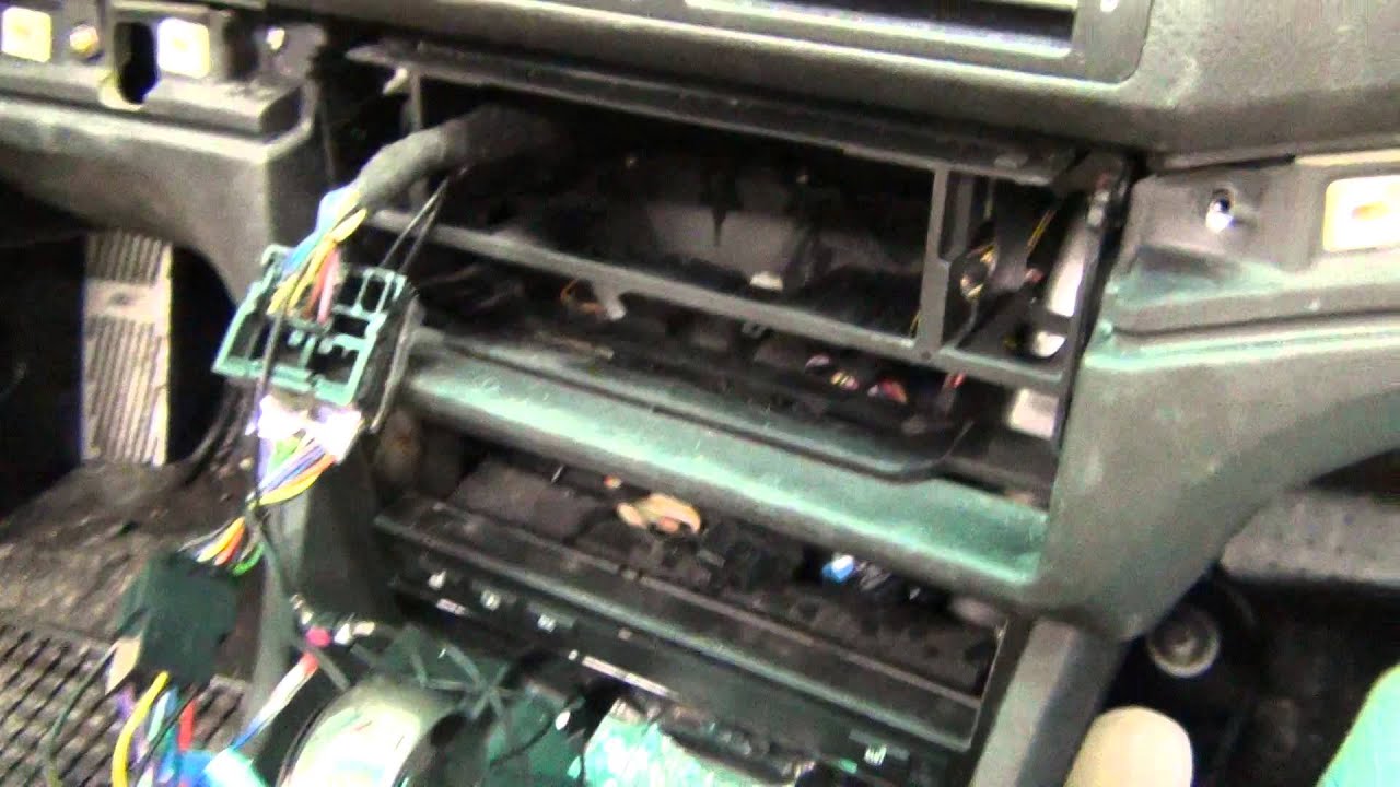 Philips CED 780/51 in BMW 5 E39 (300hp) - YouTube