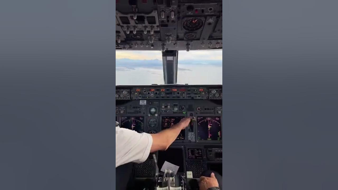 SAS Cockpit Boeing 737 - 700 (SE-RJX) Approach and Landing in Bodø (BOO ...