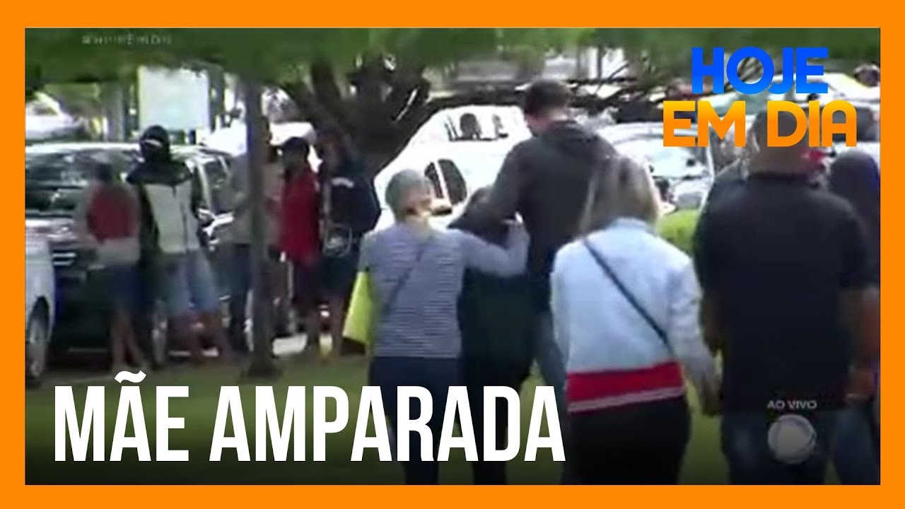 Mãe de MC Kevin é amparada após enterro do cantor - YouTube