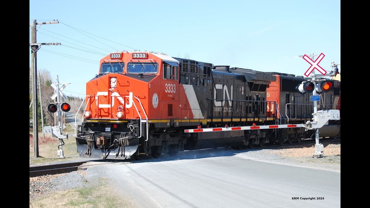 CN M305 Waving Through Sisson Ridge Road - YouTube