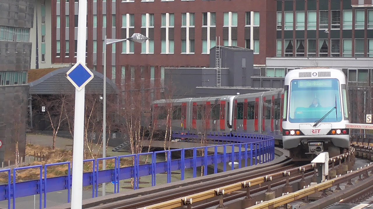 RET Metro 3*Type S komt aan en vertrekt op station Rijnhaven richting ...