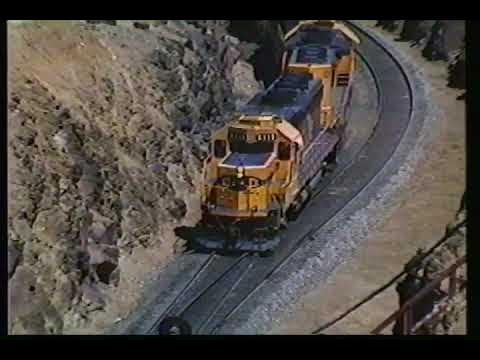 Tehachapi Loop 1991 Santa Fe Railroad Local takes the Siding - YouTube