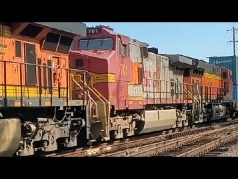 BNSF 6201 Leads ZWSPLAC with BNSF 701 - YouTube